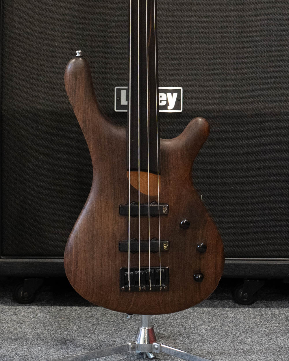 Fame Bass Fretless - Der Trashcontainer